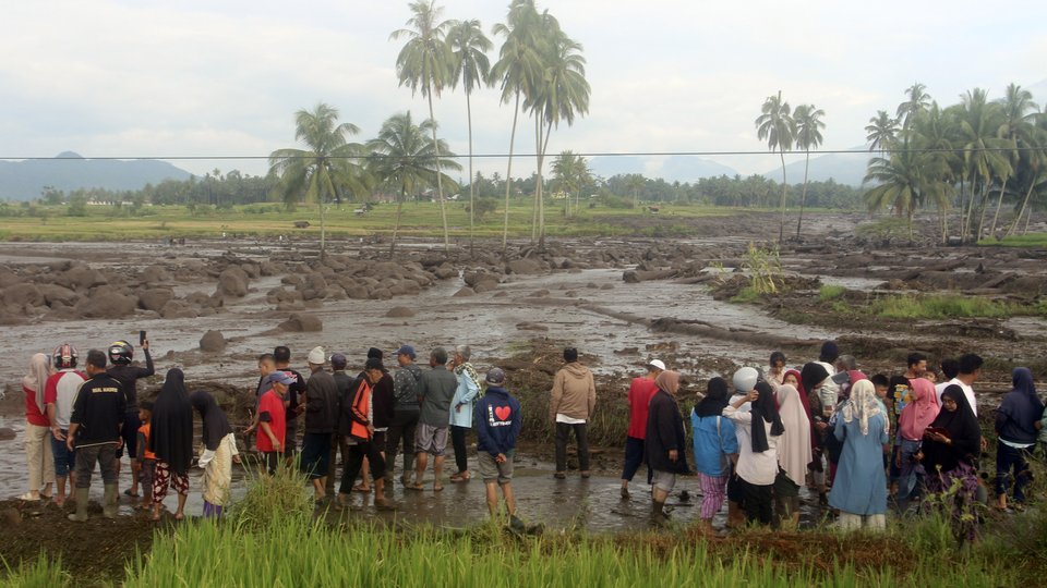 Flash Floods and Cold Lava Flow Hit Indonesia’s Sumatra Island, Killing ...