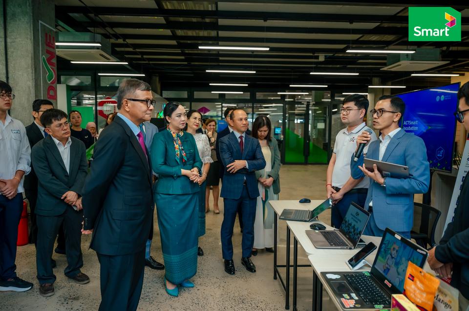 Smart Axiata Welcomes Deputy Prime Minister and Minister of Education ...