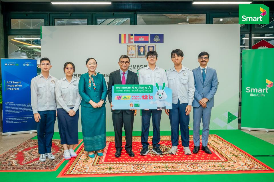 Smart Axiata Welcomes Deputy Prime Minister and Minister of Education ...