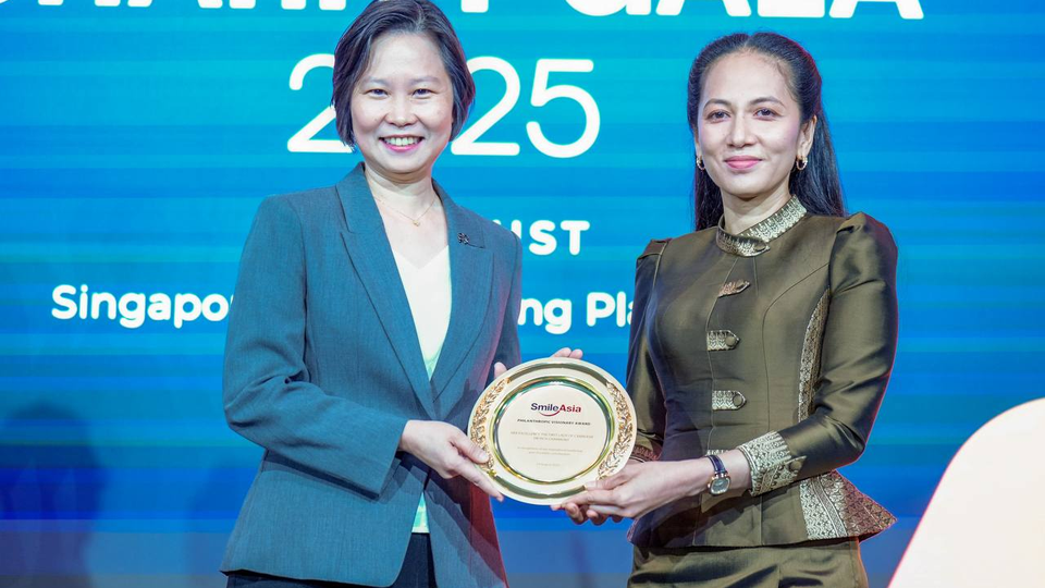 PM’s Wife Pech Chanmony Earns ‘Smile Asia Award’ for Philanthropy Work ...