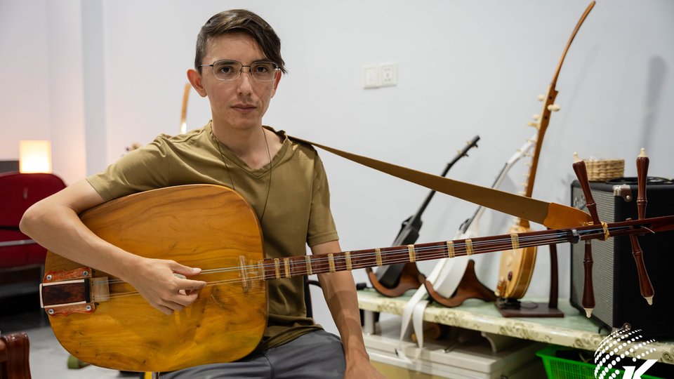 Striking the Right Chord with the Chapei Dang Veng | Kiripost