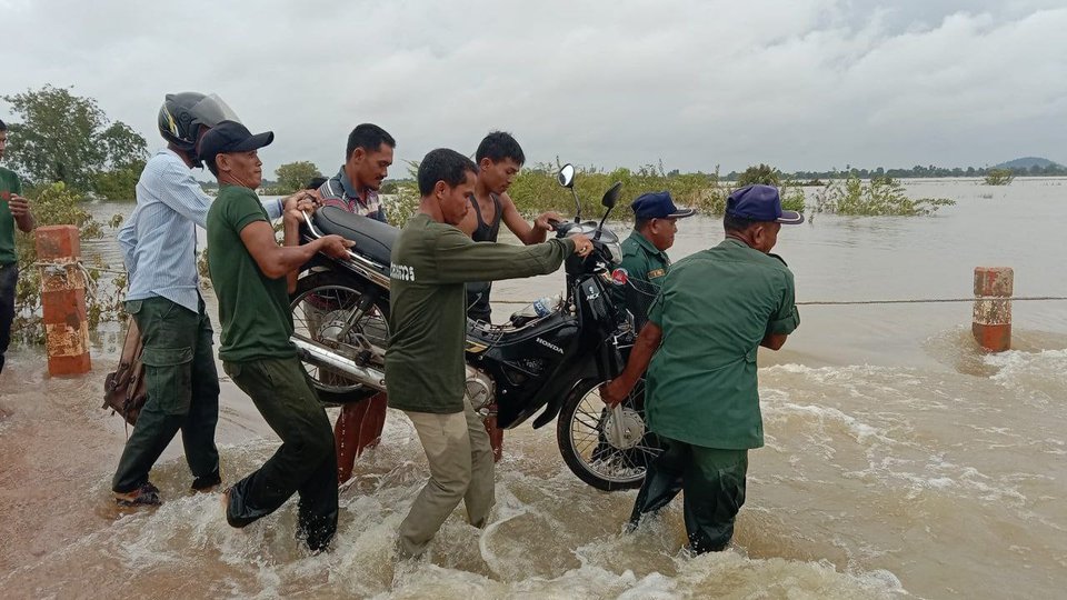 Heavy Floods Kill 13 and Threaten Lives Across Five Provinces | Kiripost