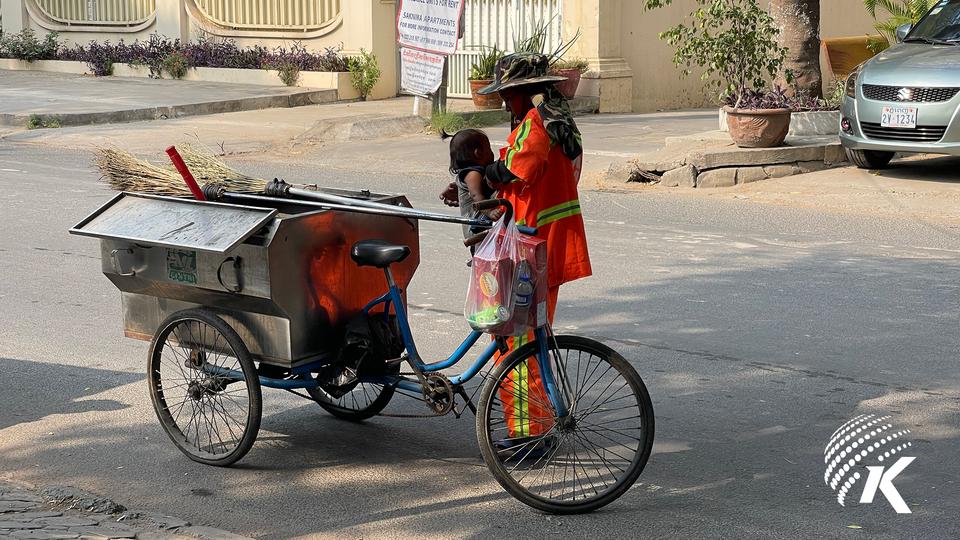 Street Sweeper Pushes Her Children’s Education Despite Living in ...