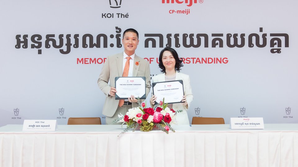 KOI Thé Cambodia CEO Khorn Chhundara and CP-Meiji President Sok ...